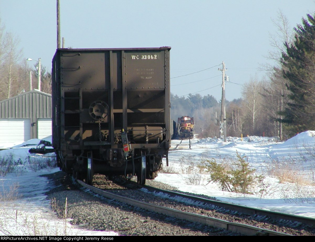 WC 7513 L039 in siding with SORE train passing